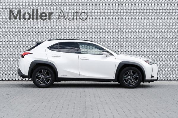 White Lexus UX 250h 2019 in Marupe, with an engine capacity of 2.00 L and mileage of 134 thousand km for 20450 €, photo 5 on AUTOMOTO.COM.LV