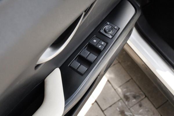 White Lexus UX 250h 2019 in Marupe, with an engine capacity of 2.00 L and mileage of 134 thousand km for 20450 €, photo 8 on AUTOMOTO.COM.LV