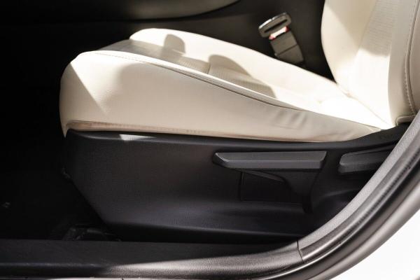 White Lexus UX 250h 2019 in Marupe, with an engine capacity of 2.00 L and mileage of 134 thousand km for 20450 €, photo 9 on AUTOMOTO.COM.LV