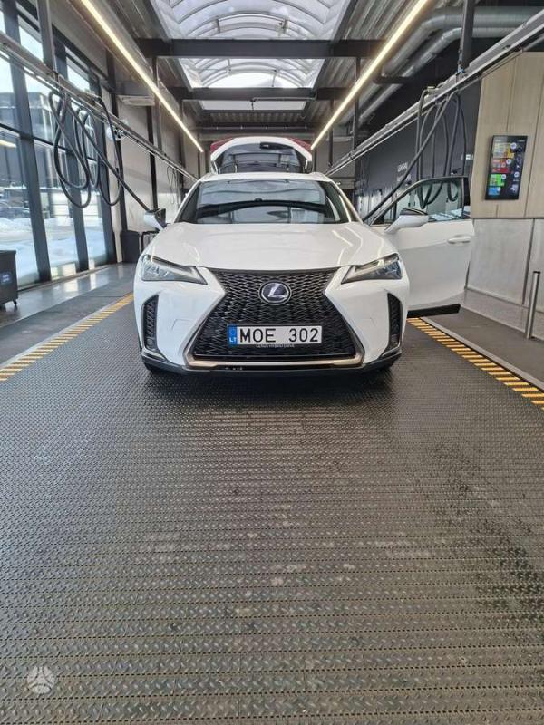 White Lexus UX 250h 2020 in Vilnius, with an engine capacity of 1.99 L and mileage of 120 thousand km for 26500 €, photo 1 on AUTOMOTO.COM.LV