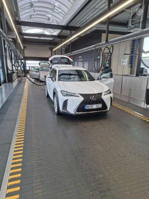 White Lexus UX 250h 2020 in Vilnius, with an engine capacity of 1.99 L and mileage of 120 thousand km for 26500 €, photo 2 on AUTOMOTO.COM.LV