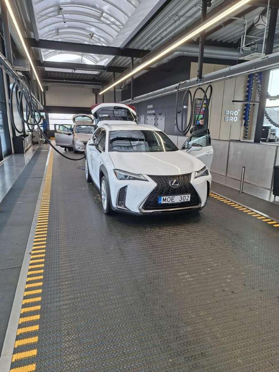White Lexus UX 250h 2020 in Vilnius, with an engine capacity of 1.99 L and mileage of 120 thousand km for 26500 €, photo 2 on AUTOMOTO.COM.LV