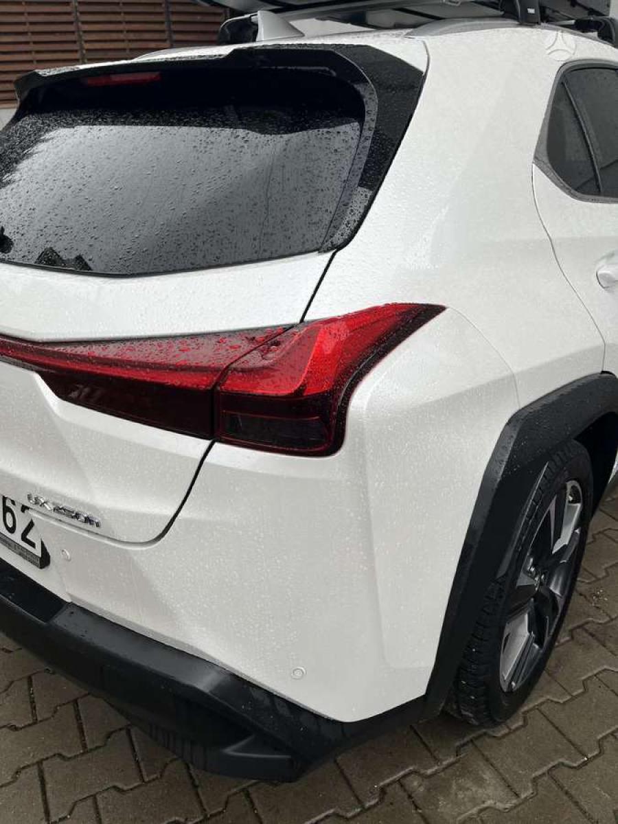 White Lexus UX 250h 2020 in Panevezys, with an engine capacity of 1.99 L and mileage of 65 thousand km for 21500 €, photo 13 on AUTOMOTO.COM.LV