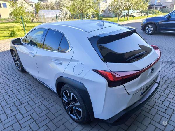 White Lexus UX 250h 2020 in Kaunas, with an engine capacity of 1.99 L and mileage of 138 thousand km for 21900 €, photo 4 on AUTOMOTO.COM.LV