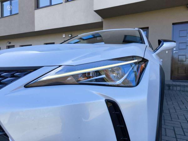 White Lexus UX 250h 2020 in Kaunas, with an engine capacity of 1.99 L and mileage of 138 thousand km for 21900 €, photo 5 on AUTOMOTO.COM.LV