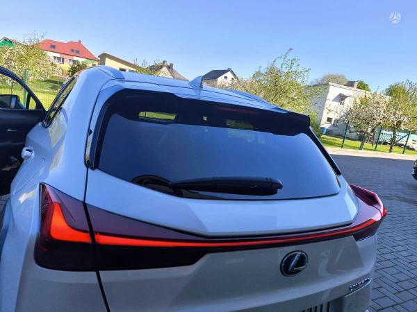 White Lexus UX 250h 2020 in Kaunas, with an engine capacity of 1.99 L and mileage of 138 thousand km for 21900 €, photo 9 on AUTOMOTO.COM.LV
