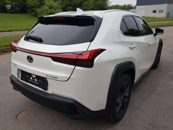White Lexus UX 250h 2020 in Siauliai, with an engine capacity of 1.99 L and mileage of 148 thousand km for 19800 €, photo 4 on AUTOMOTO.COM.LV