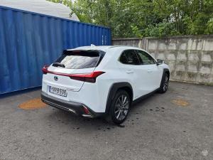 White Lexus UX 250h 2020 in Kaunas, with an engine capacity of 1.99 L and mileage of 93 thousand km for 15900 €, photo 3 on AUTOMOTO.COM.LV