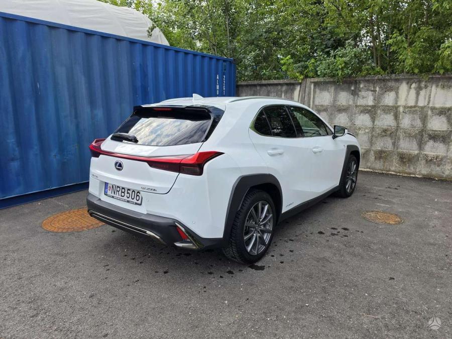 White Lexus UX 250h 2020 in Kaunas, with an engine capacity of 1.99 L and mileage of 93 thousand km for 15900 €, photo 3 on AUTOMOTO.COM.LV