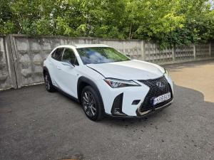 White Lexus UX 250h 2020 in Kaunas, with an engine capacity of 1.99 L and mileage of 93 thousand km for 15900 €, photo 4 on AUTOMOTO.COM.LV