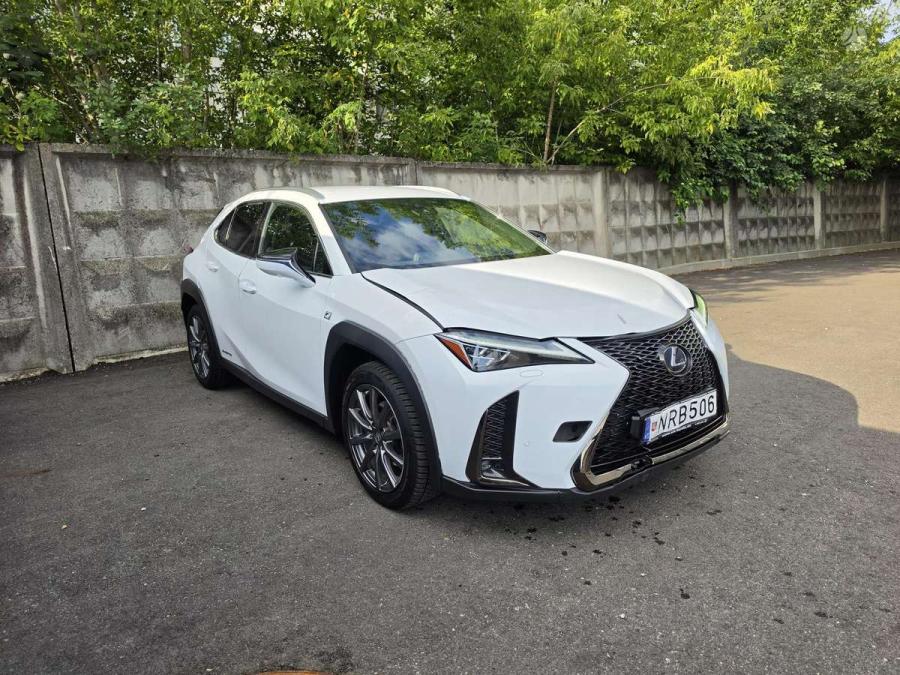 White Lexus UX 250h 2020 in Kaunas, with an engine capacity of 1.99 L and mileage of 93 thousand km for 15900 €, photo 4 on AUTOMOTO.COM.LV