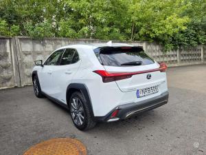 White Lexus UX 250h 2020 in Kaunas, with an engine capacity of 1.99 L and mileage of 93 thousand km for 15900 €, photo 5 on AUTOMOTO.COM.LV