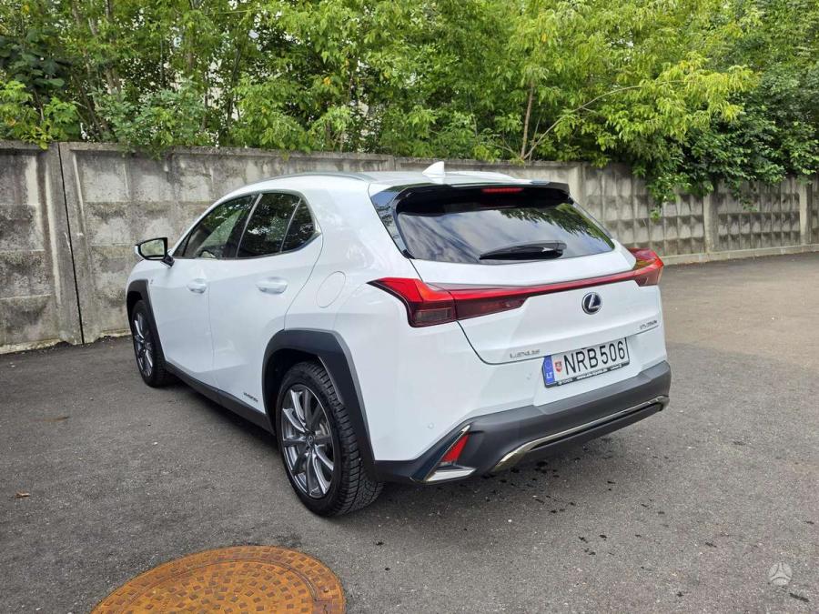 White Lexus UX 250h 2020 in Kaunas, with an engine capacity of 1.99 L and mileage of 93 thousand km for 15900 €, photo 5 on AUTOMOTO.COM.LV