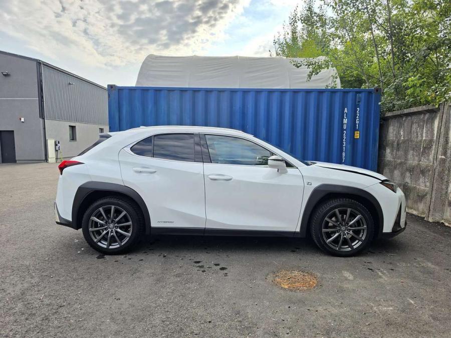 White Lexus UX 250h 2020 in Kaunas, with an engine capacity of 1.99 L and mileage of 93 thousand km for 15900 €, photo 6 on AUTOMOTO.COM.LV