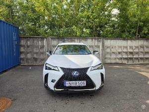 White Lexus UX 250h 2020 in Kaunas, with an engine capacity of 1.99 L and mileage of 93 thousand km for 15900 €, photo 7 on AUTOMOTO.COM.LV