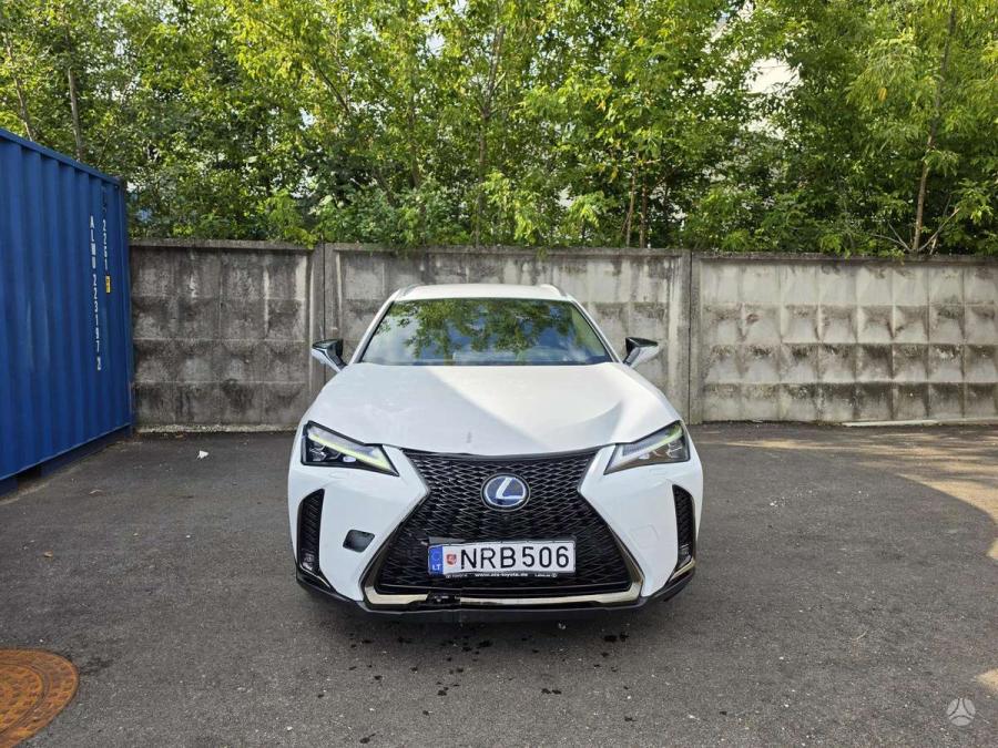 White Lexus UX 250h 2020 in Kaunas, with an engine capacity of 1.99 L and mileage of 93 thousand km for 15900 €, photo 7 on AUTOMOTO.COM.LV
