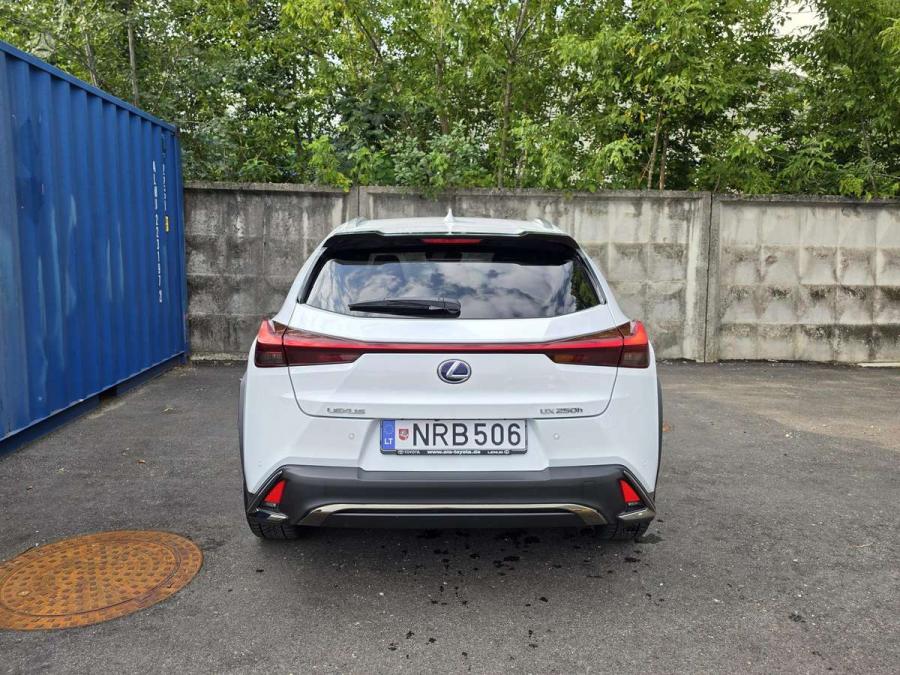 White Lexus UX 250h 2020 in Kaunas, with an engine capacity of 1.99 L and mileage of 93 thousand km for 15900 €, photo 8 on AUTOMOTO.COM.LV