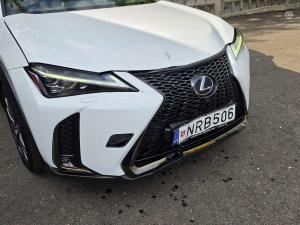 White Lexus UX 250h 2020 in Kaunas, with an engine capacity of 1.99 L and mileage of 93 thousand km for 15900 €, photo 9 on AUTOMOTO.COM.LV