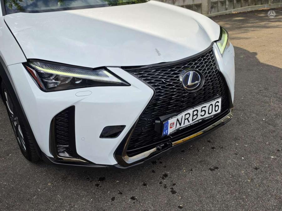 White Lexus UX 250h 2020 in Kaunas, with an engine capacity of 1.99 L and mileage of 93 thousand km for 15900 €, photo 9 on AUTOMOTO.COM.LV