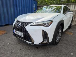 White Lexus UX 250h 2020 in Kaunas, with an engine capacity of 1.99 L and mileage of 93 thousand km for 15900 €, photo 10 on AUTOMOTO.COM.LV
