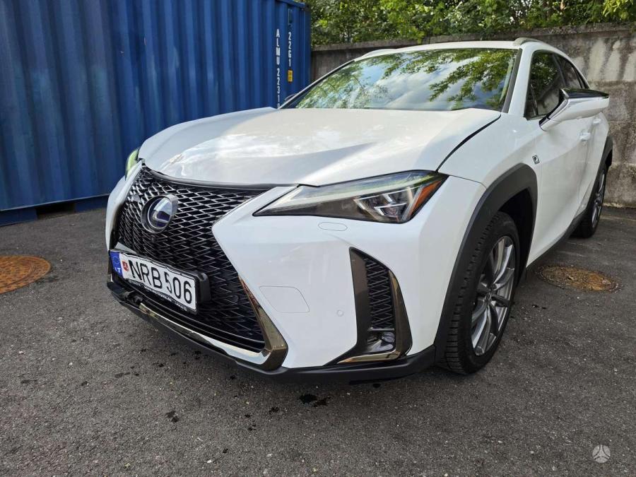 White Lexus UX 250h 2020 in Kaunas, with an engine capacity of 1.99 L and mileage of 93 thousand km for 15900 €, photo 10 on AUTOMOTO.COM.LV