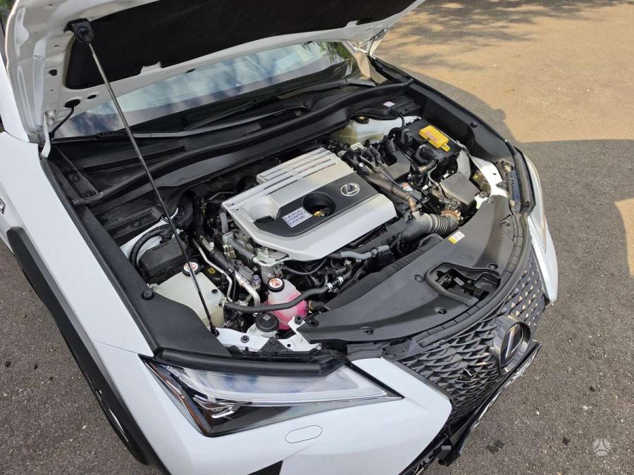 White Lexus UX 250h 2020 in Kaunas, with an engine capacity of 1.99 L and mileage of 93 thousand km for 15900 €, photo 11 on AUTOMOTO.COM.LV