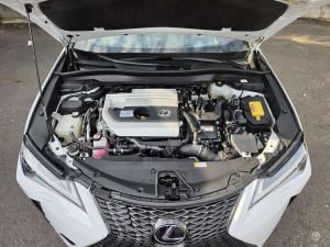 White Lexus UX 250h 2020 in Kaunas, with an engine capacity of 1.99 L and mileage of 93 thousand km for 15900 €, photo 12 on AUTOMOTO.COM.LV