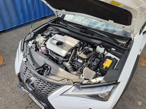 White Lexus UX 250h 2020 in Kaunas, with an engine capacity of 1.99 L and mileage of 93 thousand km for 15900 €, photo 13 on AUTOMOTO.COM.LV