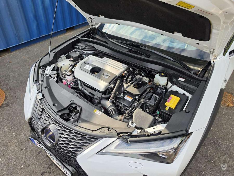 White Lexus UX 250h 2020 in Kaunas, with an engine capacity of 1.99 L and mileage of 93 thousand km for 15900 €, photo 13 on AUTOMOTO.COM.LV