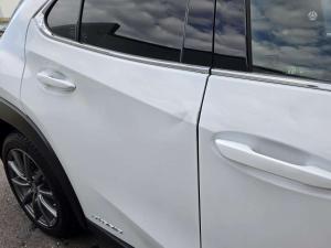White Lexus UX 250h 2020 in Kaunas, with an engine capacity of 1.99 L and mileage of 93 thousand km for 15900 €, photo 14 on AUTOMOTO.COM.LV
