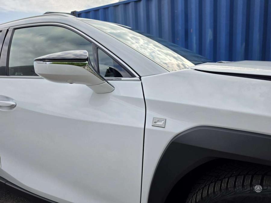 White Lexus UX 250h 2020 in Kaunas, with an engine capacity of 1.99 L and mileage of 93 thousand km for 15900 €, photo 17 on AUTOMOTO.COM.LV