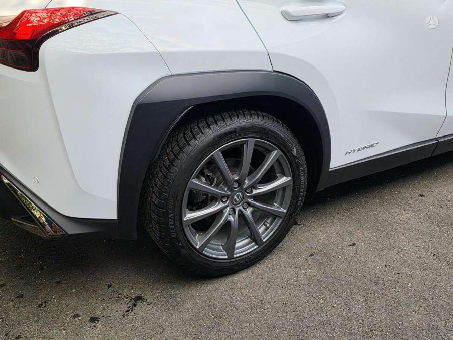 White Lexus UX 250h 2020 in Kaunas, with an engine capacity of 1.99 L and mileage of 93 thousand km for 15900 €, photo 21 on AUTOMOTO.COM.LV