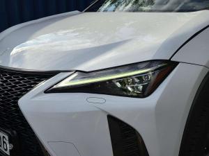 White Lexus UX 250h 2020 in Kaunas, with an engine capacity of 1.99 L and mileage of 93 thousand km for 15900 €, photo 22 on AUTOMOTO.COM.LV