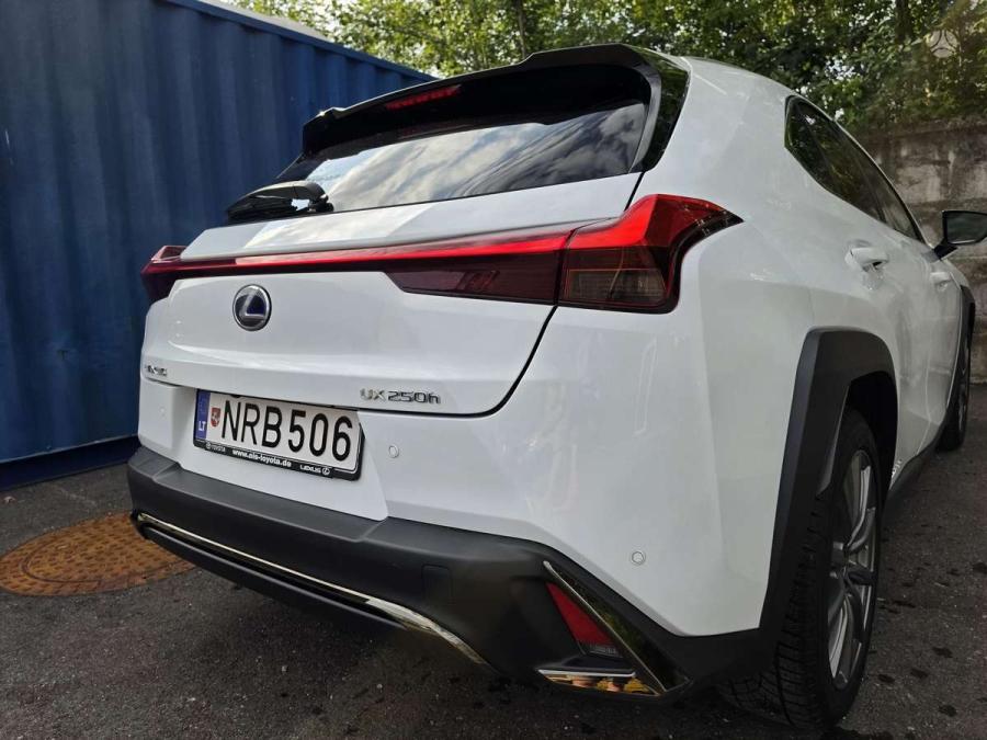 White Lexus UX 250h 2020 in Kaunas, with an engine capacity of 1.99 L and mileage of 93 thousand km for 15900 €, photo 23 on AUTOMOTO.COM.LV