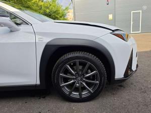White Lexus UX 250h 2020 in Kaunas, with an engine capacity of 1.99 L and mileage of 93 thousand km for 15900 €, photo 24 on AUTOMOTO.COM.LV