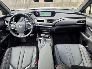 White Lexus UX 250h 2020 in Kaunas, with an engine capacity of 1.99 L and mileage of 93 thousand km for 15900 €, photo 25 on AUTOMOTO.COM.LV