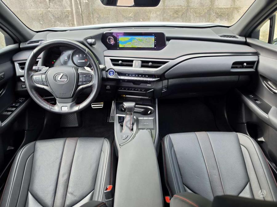 White Lexus UX 250h 2020 in Kaunas, with an engine capacity of 1.99 L and mileage of 93 thousand km for 15900 €, photo 25 on AUTOMOTO.COM.LV