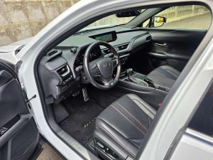 White Lexus UX 250h 2020 in Kaunas, with an engine capacity of 1.99 L and mileage of 93 thousand km for 15900 €, photo 26 on AUTOMOTO.COM.LV