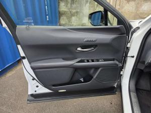 White Lexus UX 250h 2020 in Kaunas, with an engine capacity of 1.99 L and mileage of 93 thousand km for 15900 €, photo 27 on AUTOMOTO.COM.LV