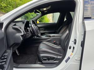 White Lexus UX 250h 2020 in Kaunas, with an engine capacity of 1.99 L and mileage of 93 thousand km for 15900 €, photo 30 on AUTOMOTO.COM.LV