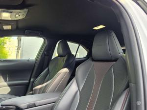 White Lexus UX 250h 2020 in Kaunas, with an engine capacity of 1.99 L and mileage of 93 thousand km for 15900 €, photo 31 on AUTOMOTO.COM.LV