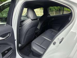 White Lexus UX 250h 2020 in Kaunas, with an engine capacity of 1.99 L and mileage of 93 thousand km for 15900 €, photo 32 on AUTOMOTO.COM.LV