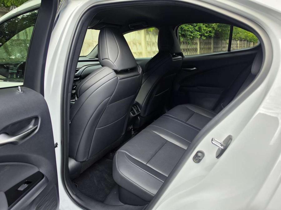 White Lexus UX 250h 2020 in Kaunas, with an engine capacity of 1.99 L and mileage of 93 thousand km for 15900 €, photo 32 on AUTOMOTO.COM.LV