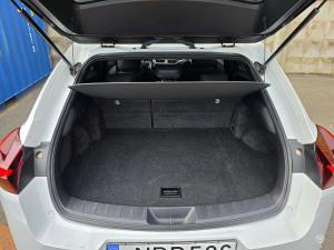 White Lexus UX 250h 2020 in Kaunas, with an engine capacity of 1.99 L and mileage of 93 thousand km for 15900 €, photo 33 on AUTOMOTO.COM.LV