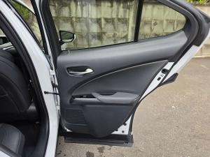 White Lexus UX 250h 2020 in Kaunas, with an engine capacity of 1.99 L and mileage of 93 thousand km for 15900 €, photo 34 on AUTOMOTO.COM.LV
