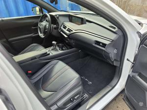 White Lexus UX 250h 2020 in Kaunas, with an engine capacity of 1.99 L and mileage of 93 thousand km for 15900 €, photo 35 on AUTOMOTO.COM.LV