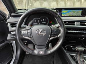 White Lexus UX 250h 2020 in Kaunas, with an engine capacity of 1.99 L and mileage of 93 thousand km for 15900 €, photo 39 on AUTOMOTO.COM.LV