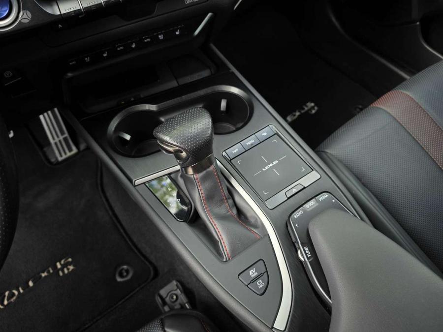 White Lexus UX 250h 2020 in Kaunas, with an engine capacity of 1.99 L and mileage of 93 thousand km for 15900 €, photo 43 on AUTOMOTO.COM.LV