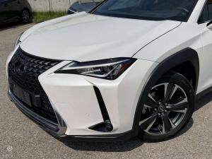 White Lexus UX 250h 2020 in Vilnius, with an engine capacity of 1.99 L and mileage of 97 thousand km for 22300 €, photo 3 on AUTOMOTO.COM.LV