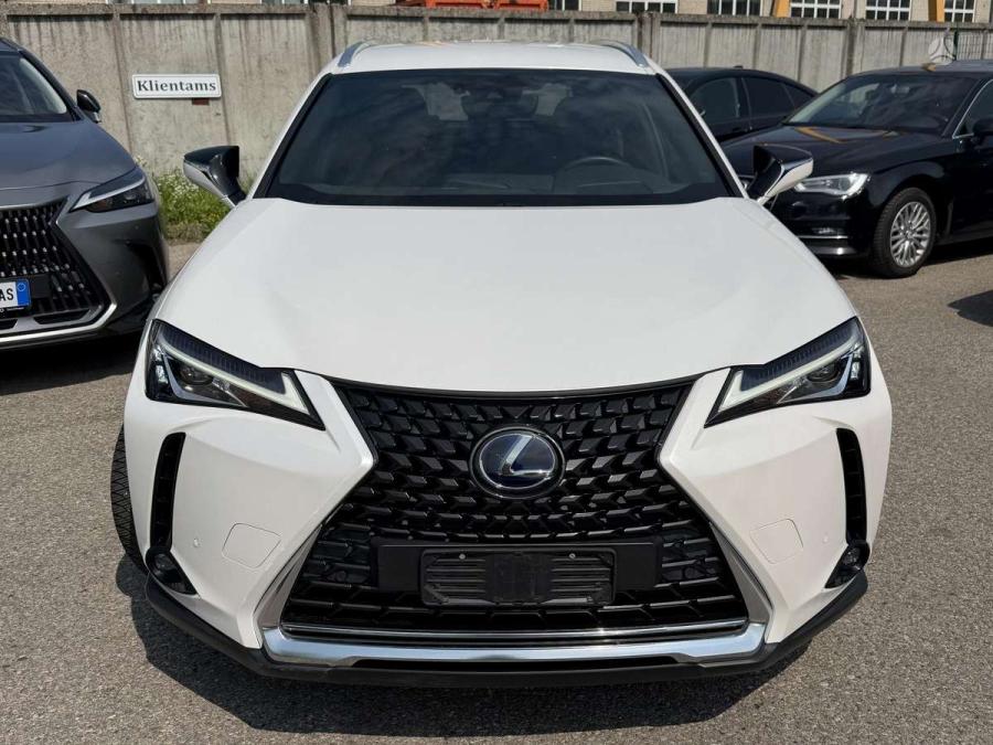 White Lexus UX 250h 2020 in Vilnius, with an engine capacity of 1.99 L and mileage of 97 thousand km for 22300 €, photo 4 on AUTOMOTO.COM.LV